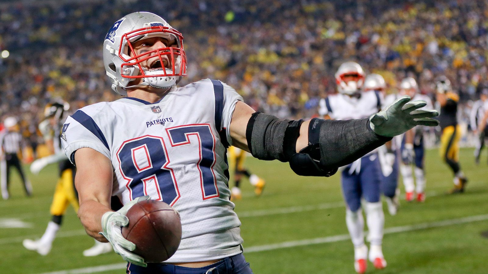 Rob Gronkowski Is Returning to Play in the NFL – TPWW